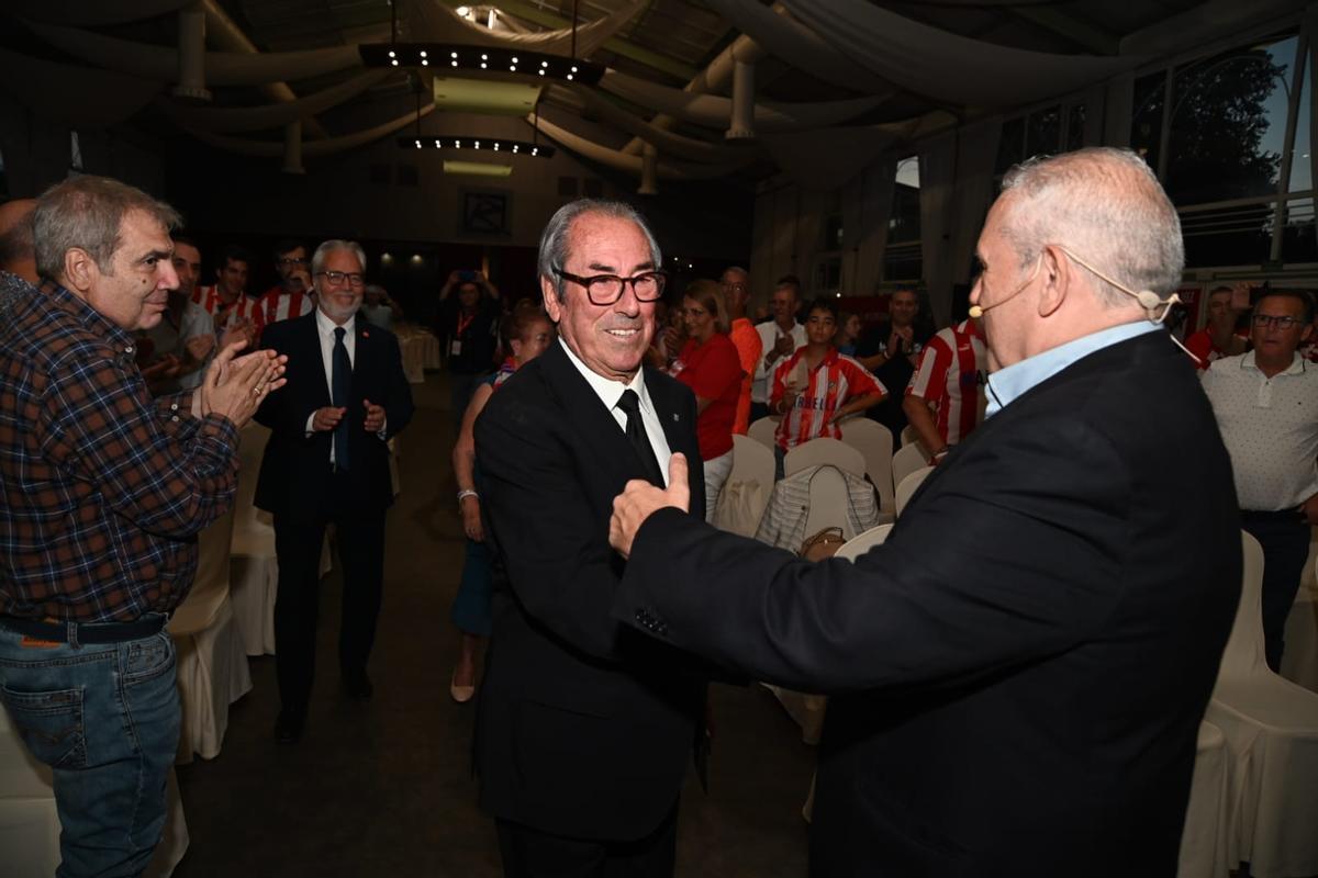 Alejandro Ayala, presidente de Cívitas, con las leyendas del Atlético ...