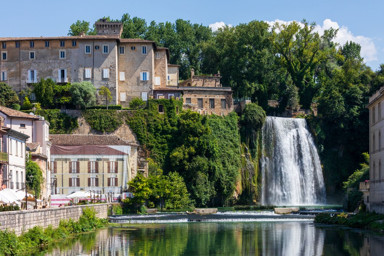 El único pueblo de Italia atravesado por una cascada: declarado ...