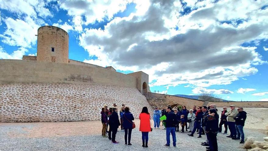 El castillo de Elda estrena las visitas guiadas con un gran éxito de ...