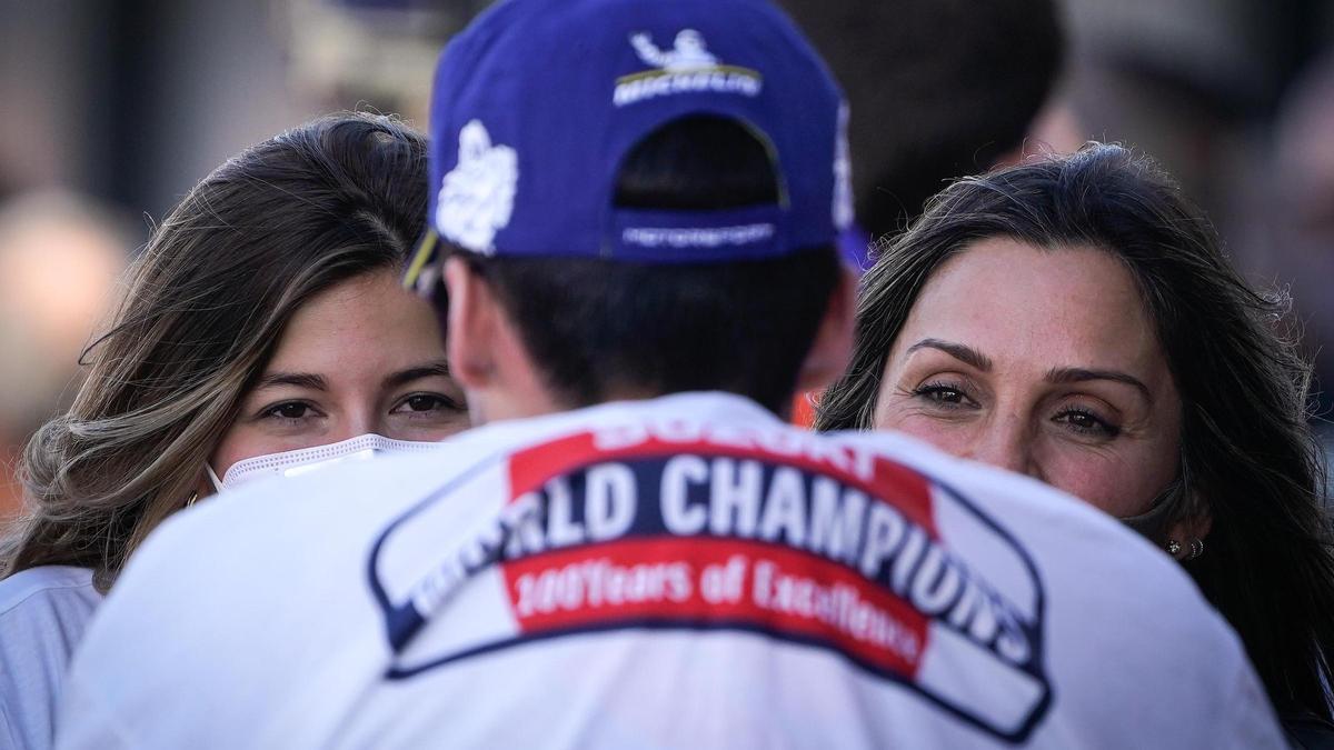 Ana y Alejandra, los pilares del campeón Joan Mir