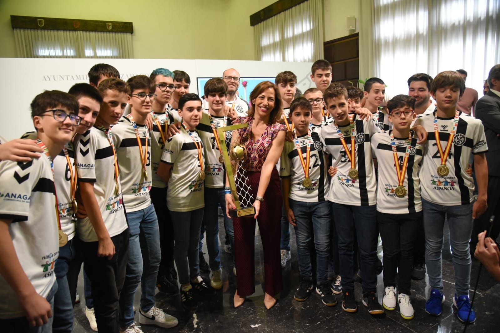 Dominicos celebra el título en el ayuntamiento - El Periódico de Aragón
