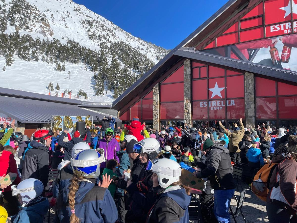 L'afluència d'esquiadors a Vallter obliga a tancar l'accés per ...