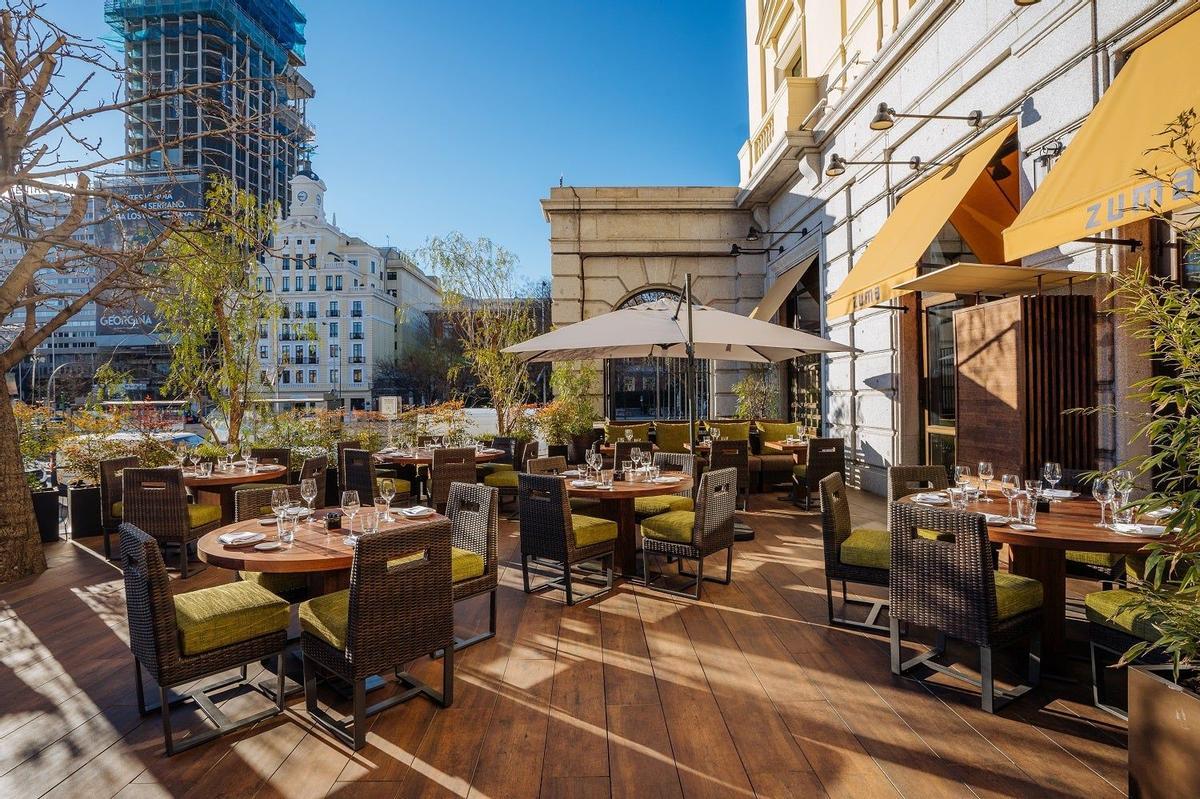 El mejor atardecer desde Mykonos: tumbado en una cama flotante tomando ...