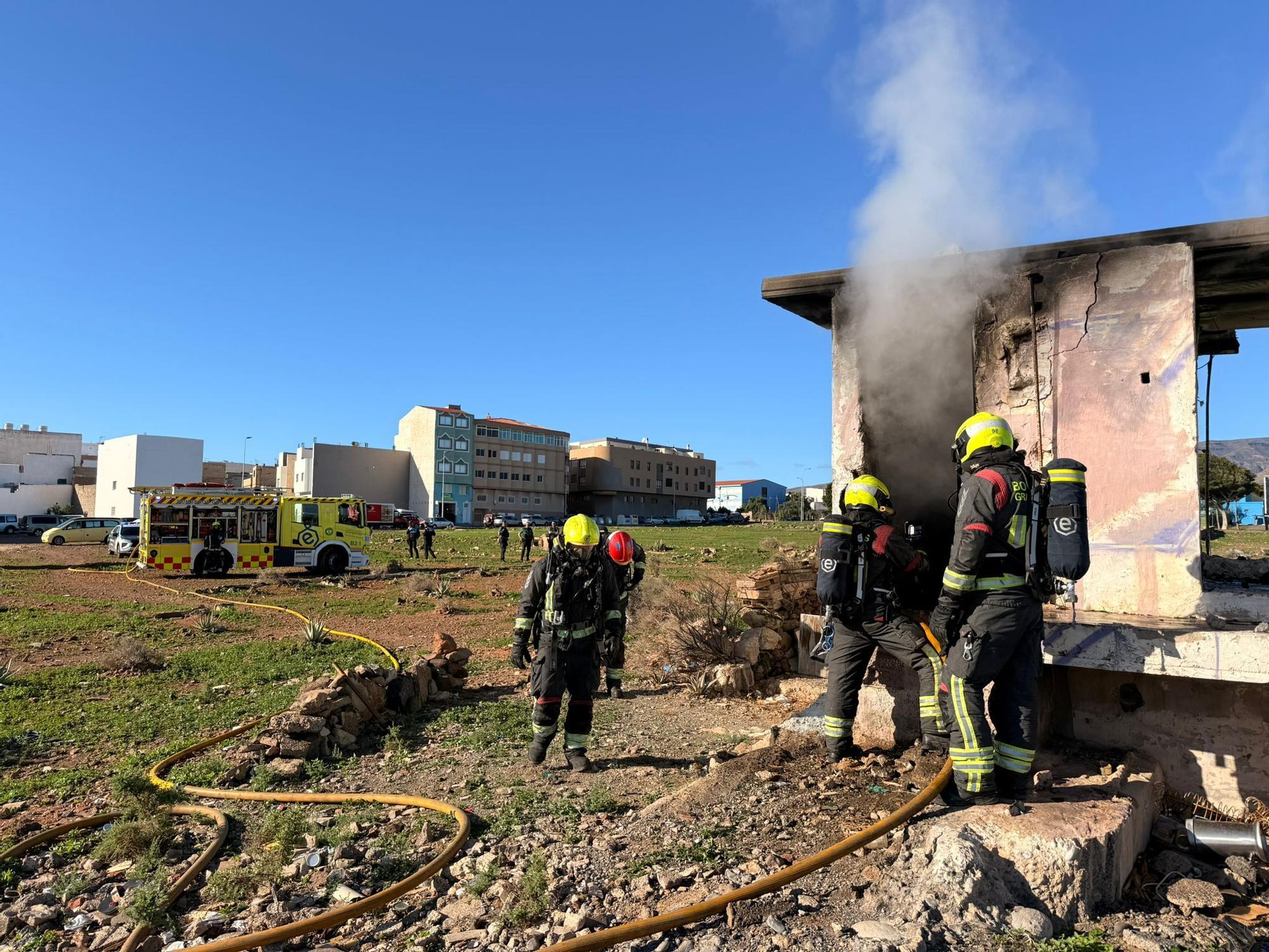 FOTOGALERÍA| Incendio cuarto de pozo abandonado en zona Vecindario