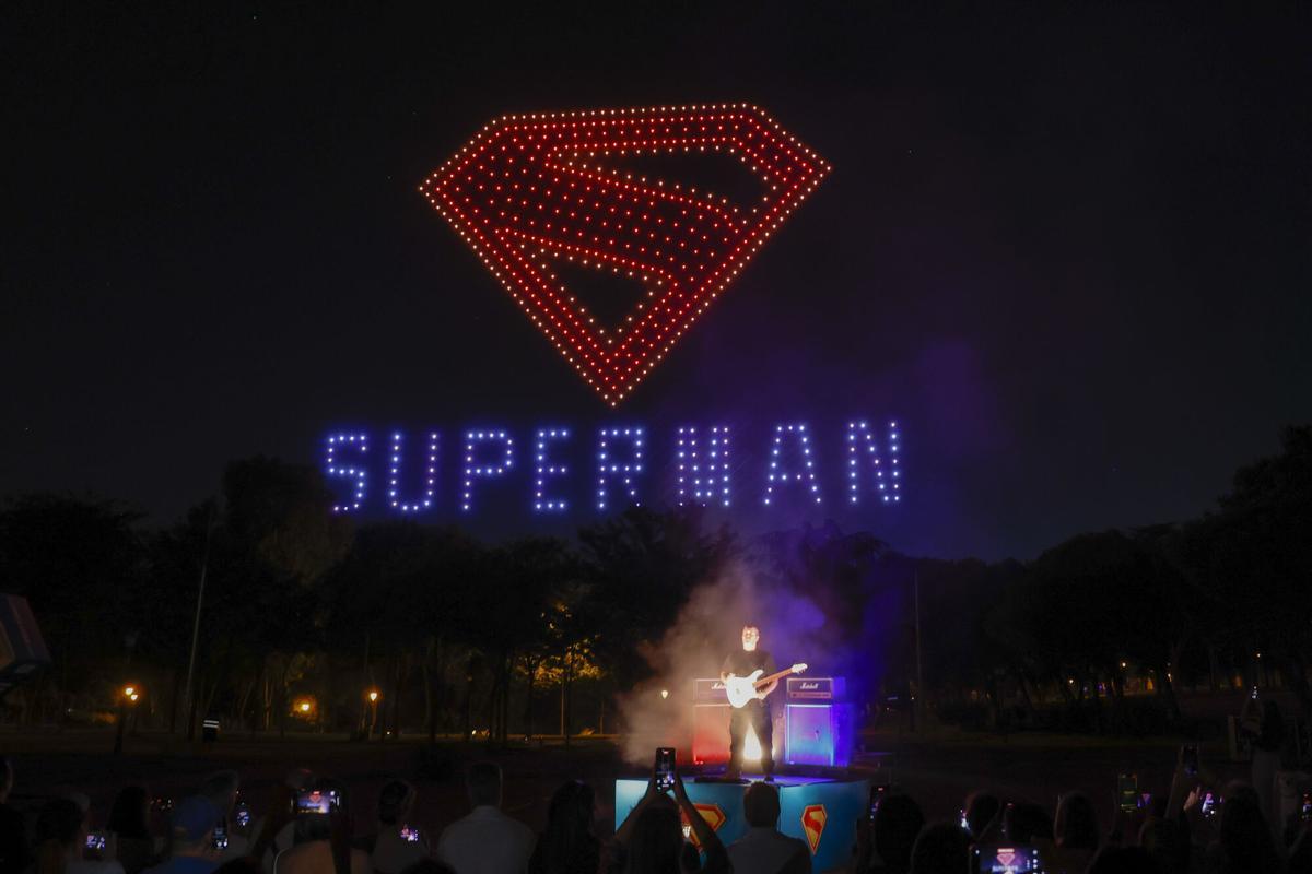Espectacular 'show' de luces con drones en el estreno de 'Súperman'