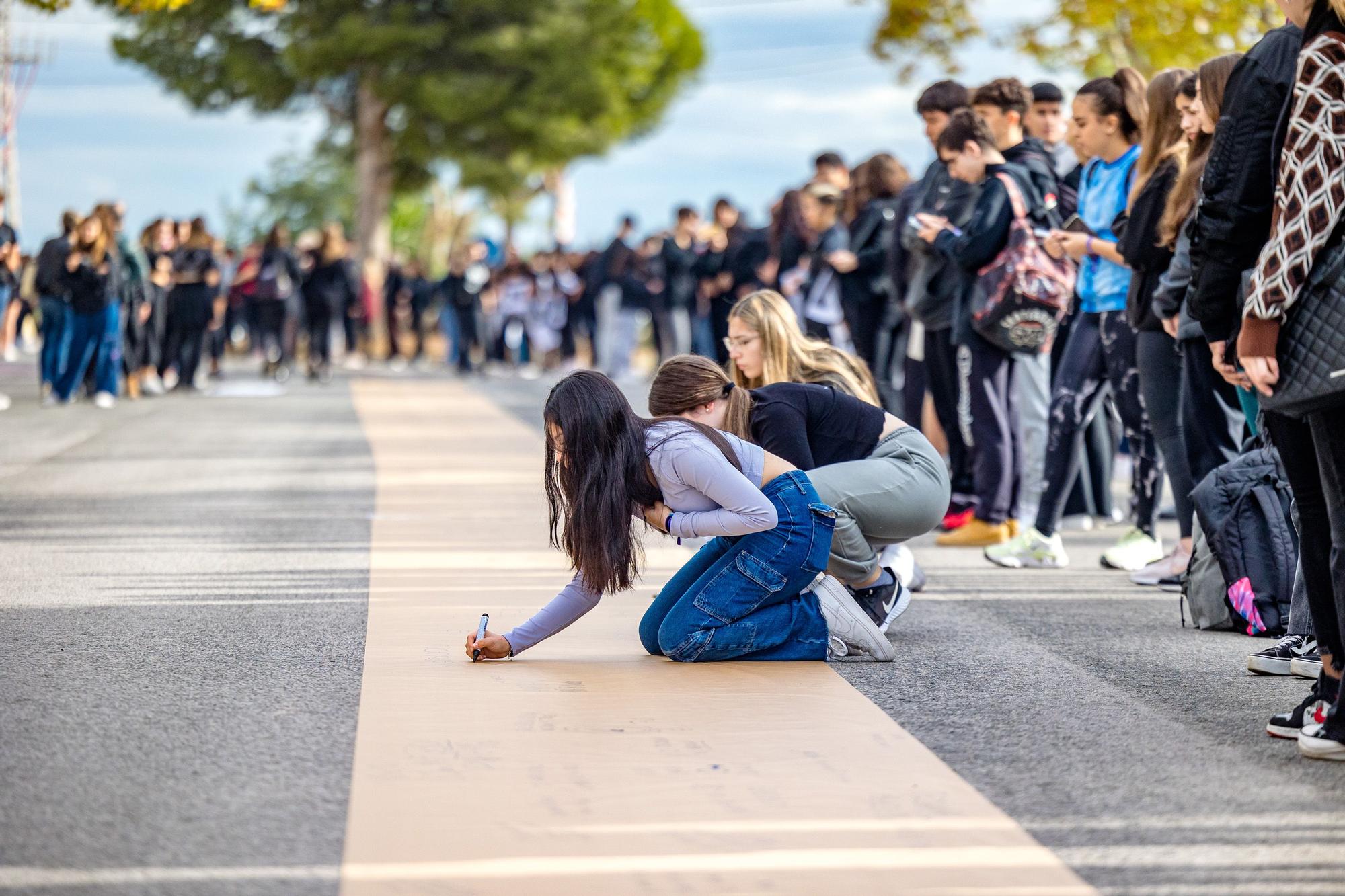 Alumnos de los institutos de Benidorm forman una "Cadena Humana" en la ...
