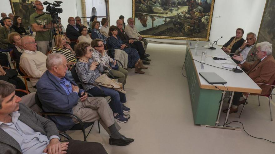 Amelia Valcárcel y Lluís Xabel Álvarez, en el Museo de Bellas Artes
