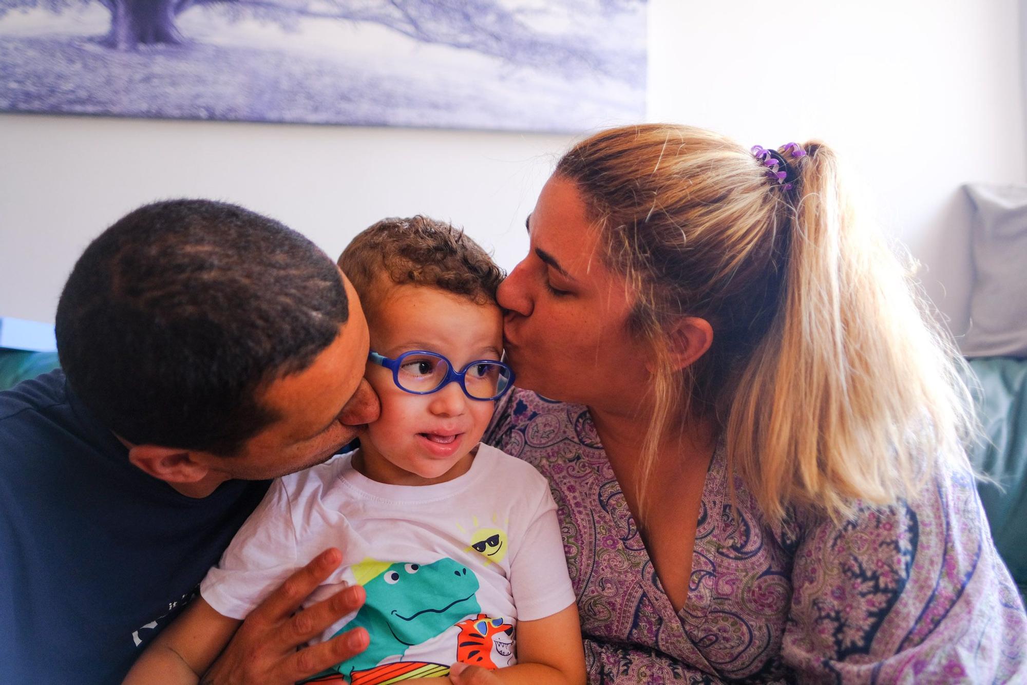 FOTOS: Enzo, el único paciente afectado por el síndrome Syngap1 en Canarias