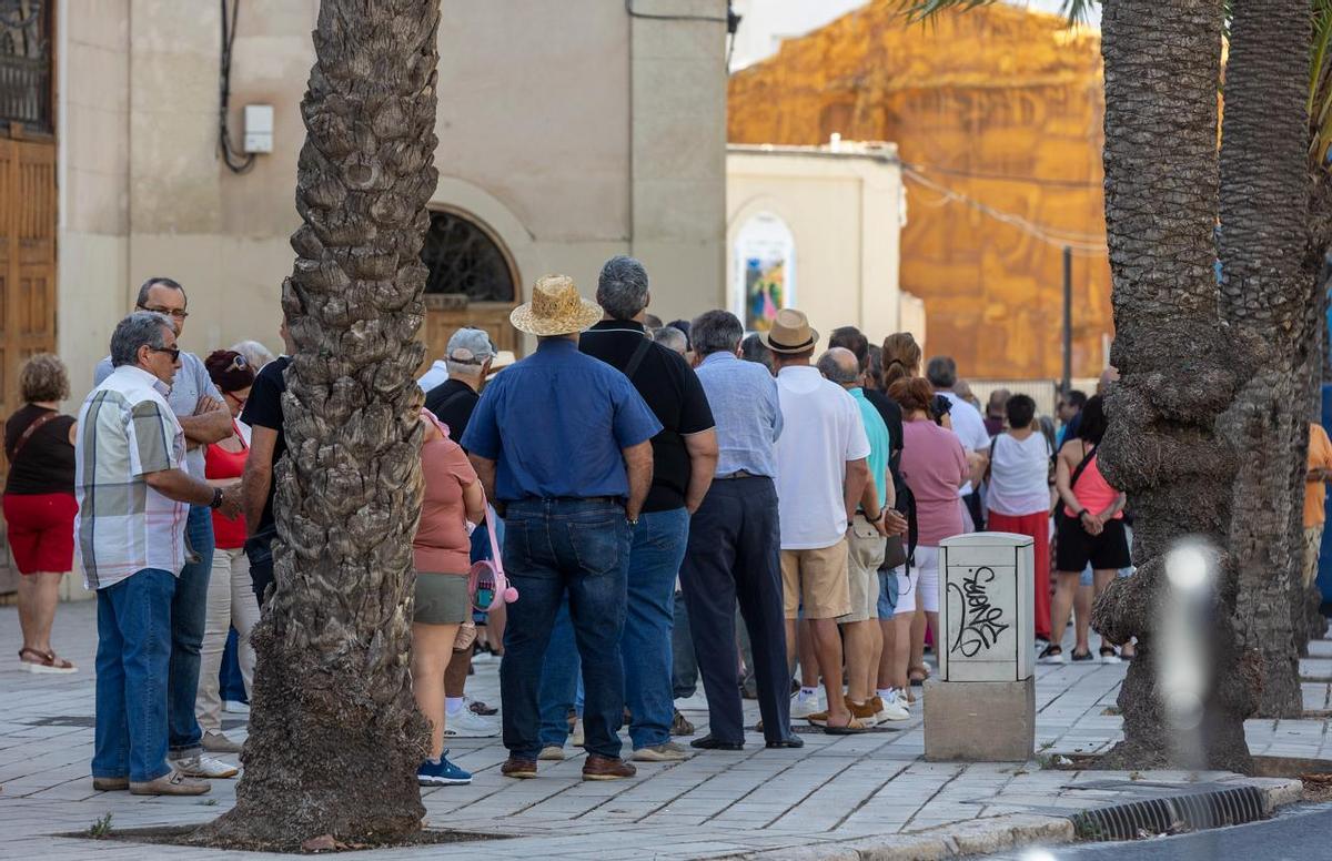 Colas en la Plaza de Toros de Alicante para comprar entradas para la ...