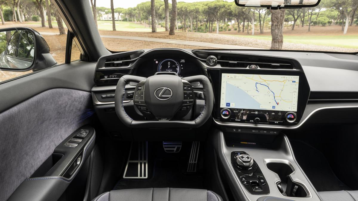 Lexus amplía la gama RZ 2026 con versiones que fusionan la F1 y el 4x4
