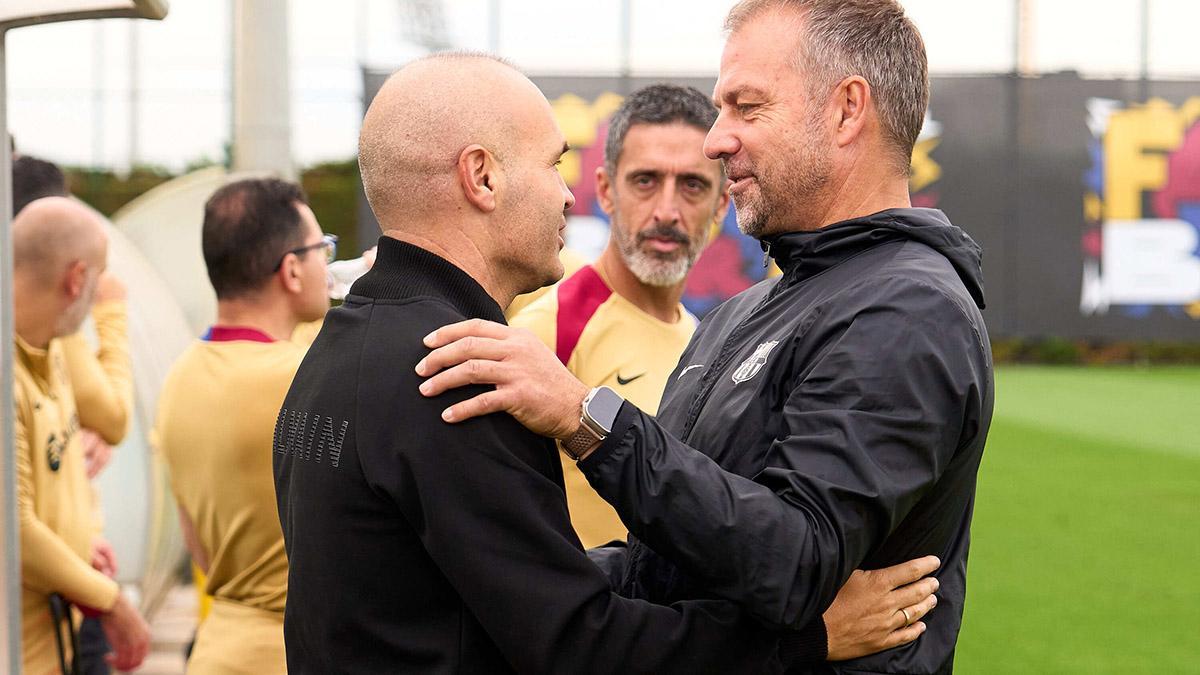 Iniesta visita a los jugadores del Barça durante su entrenamiento