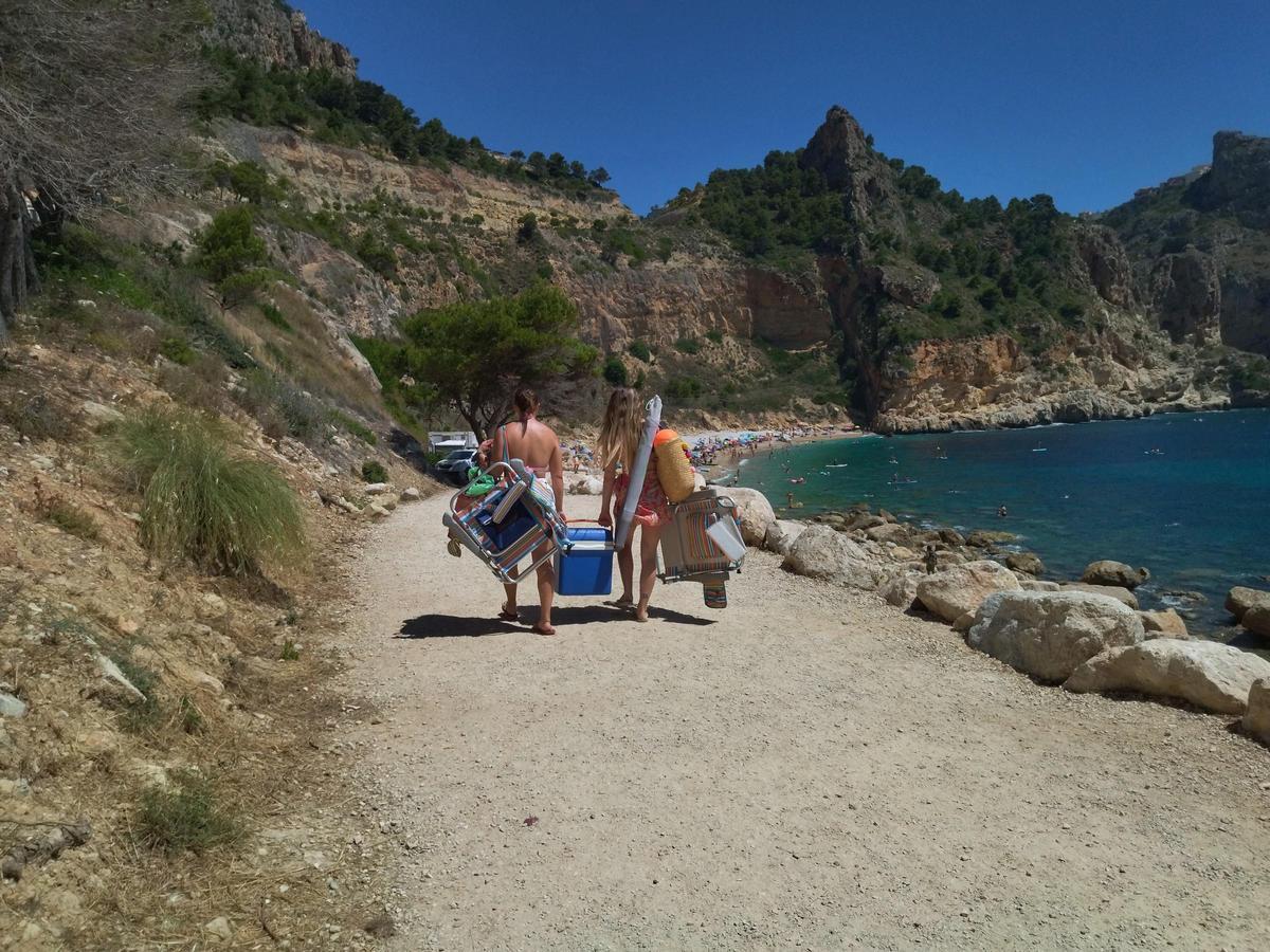 El Moraig: así es la primera playa valenciana que cobra para mitigar la ...