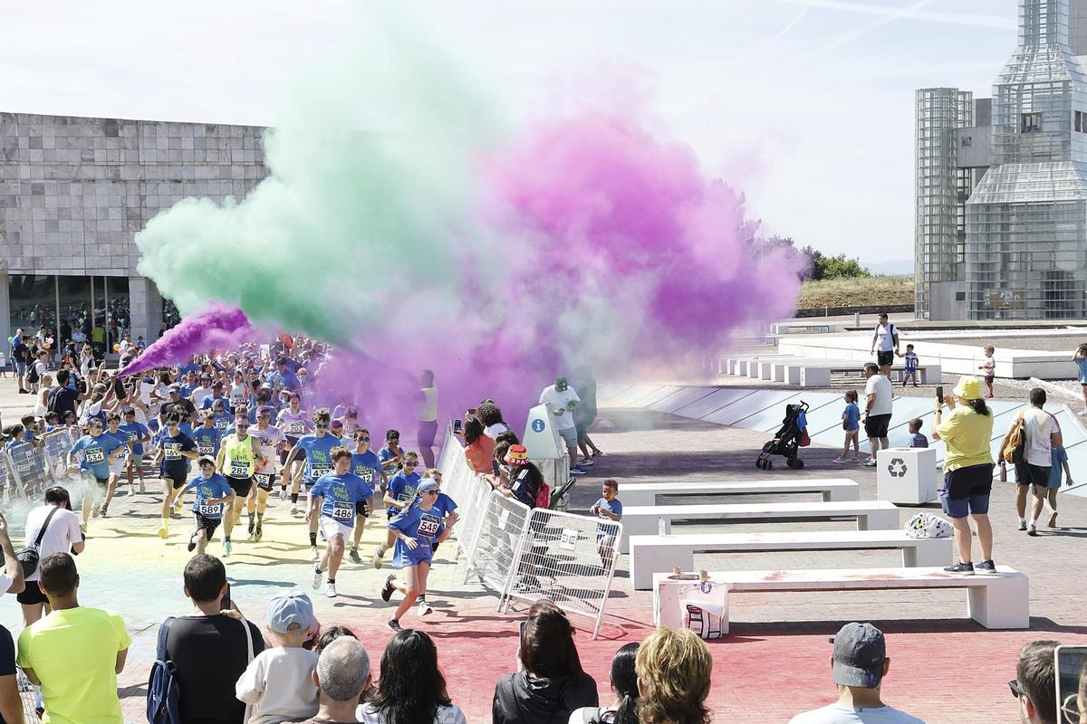 La Holi Gaiás tiñe de color, sonrisas y diversión la Cidade da Cultura