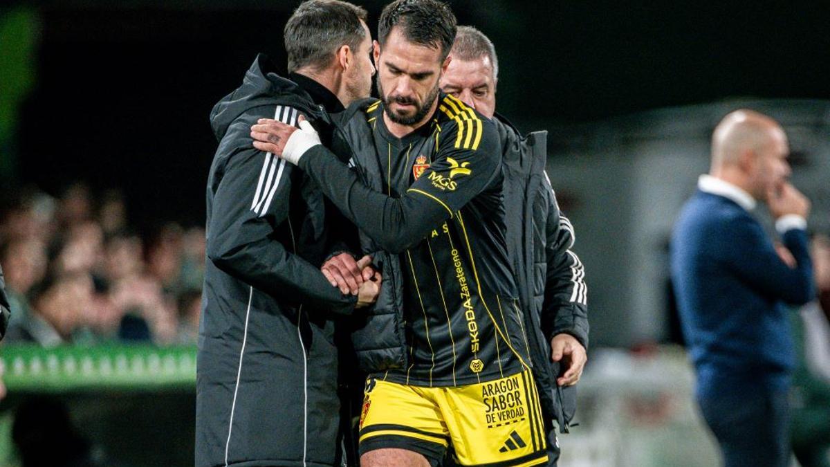 Real Zaragoza | Insua jugó con un leve esguince y Álex Gomes se ...