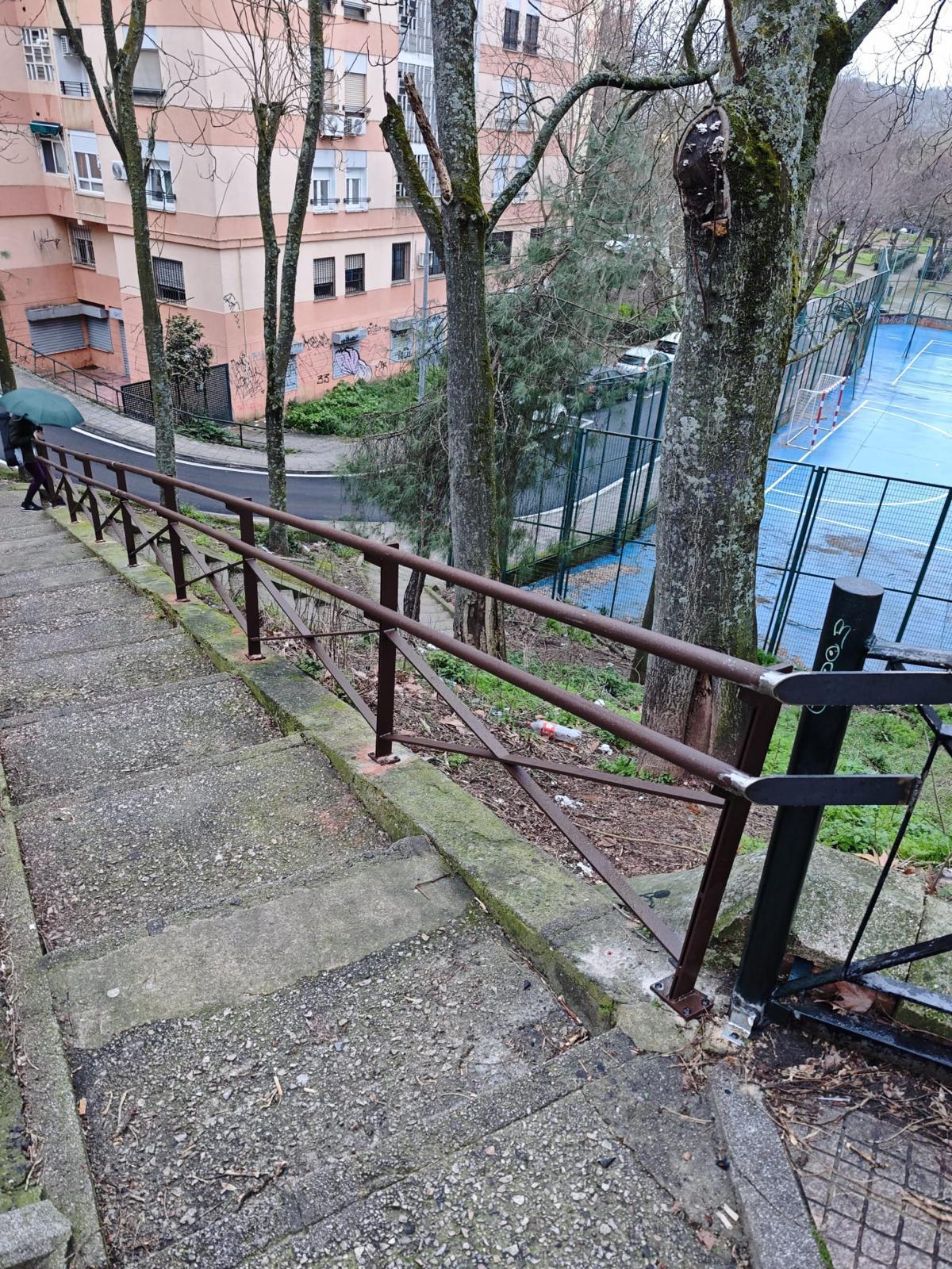 SEGURIDAD LA MADRILA CÁCERES | Las escaleras de acceso a las pistas ...