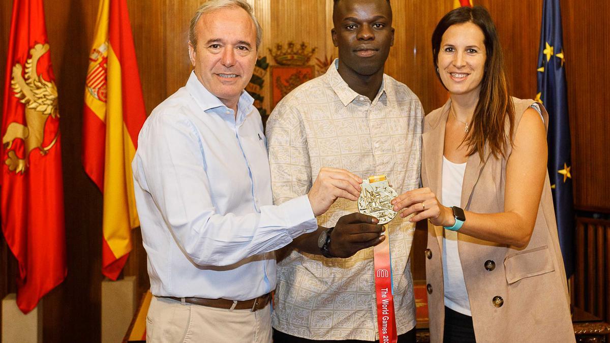 Azcón y García reciben a Babacar Seck tras su oro en los Juegos Mundiales