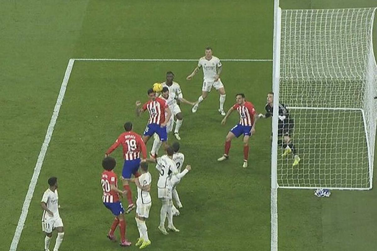 Esta es la norma que aplicó el VAR para anular el gol en el que Saúl ...