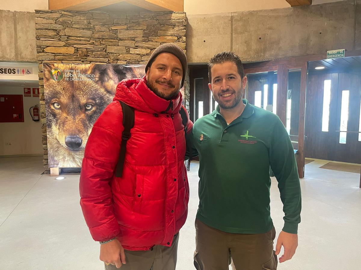 Un famoso cantante visita el centro del lobo en Robledo de Sanabria ...