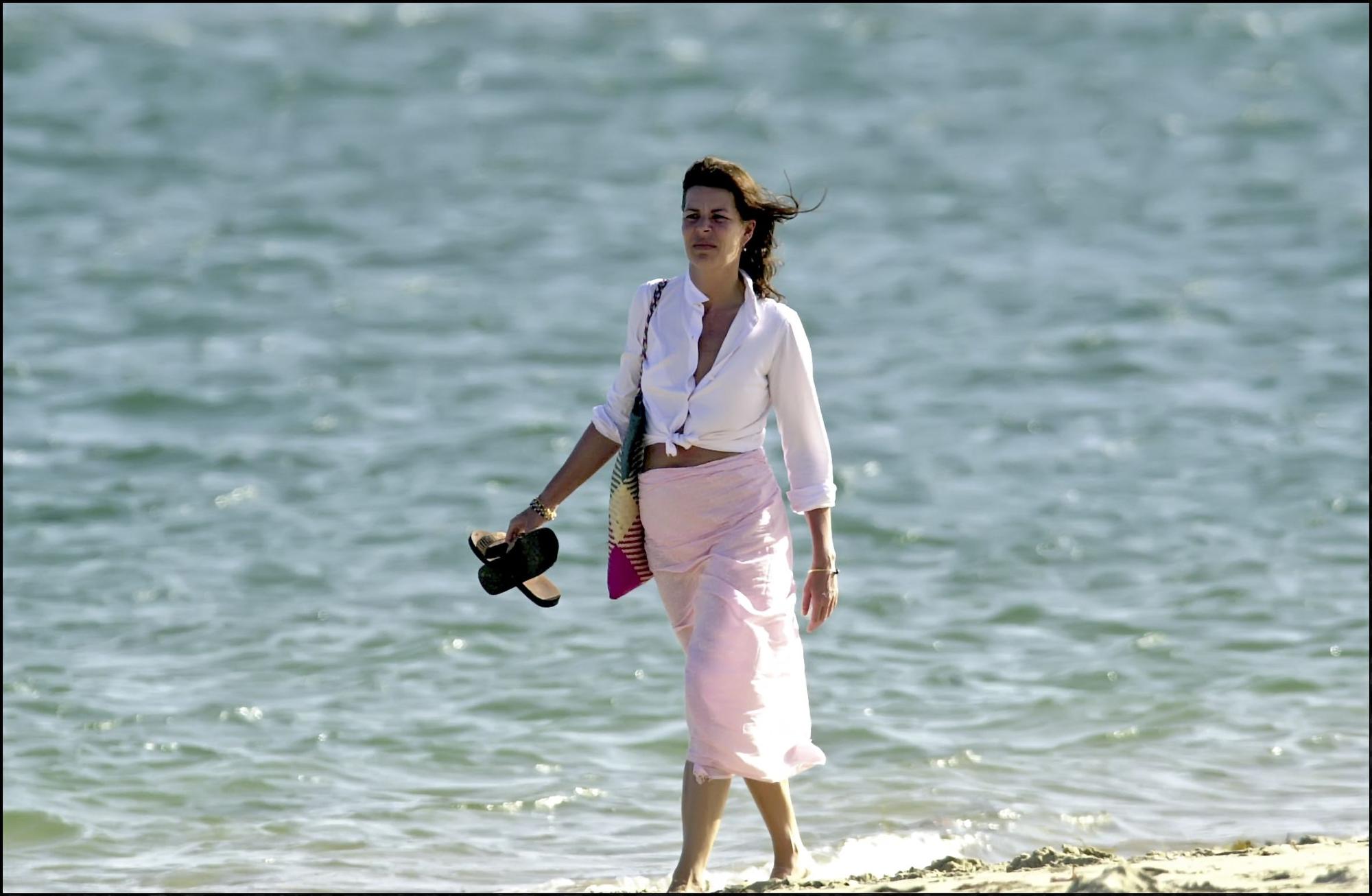 CÓMO VESTIR PARA IR A LA PLAYA | 10 looks de Carolina de Mónaco que ...