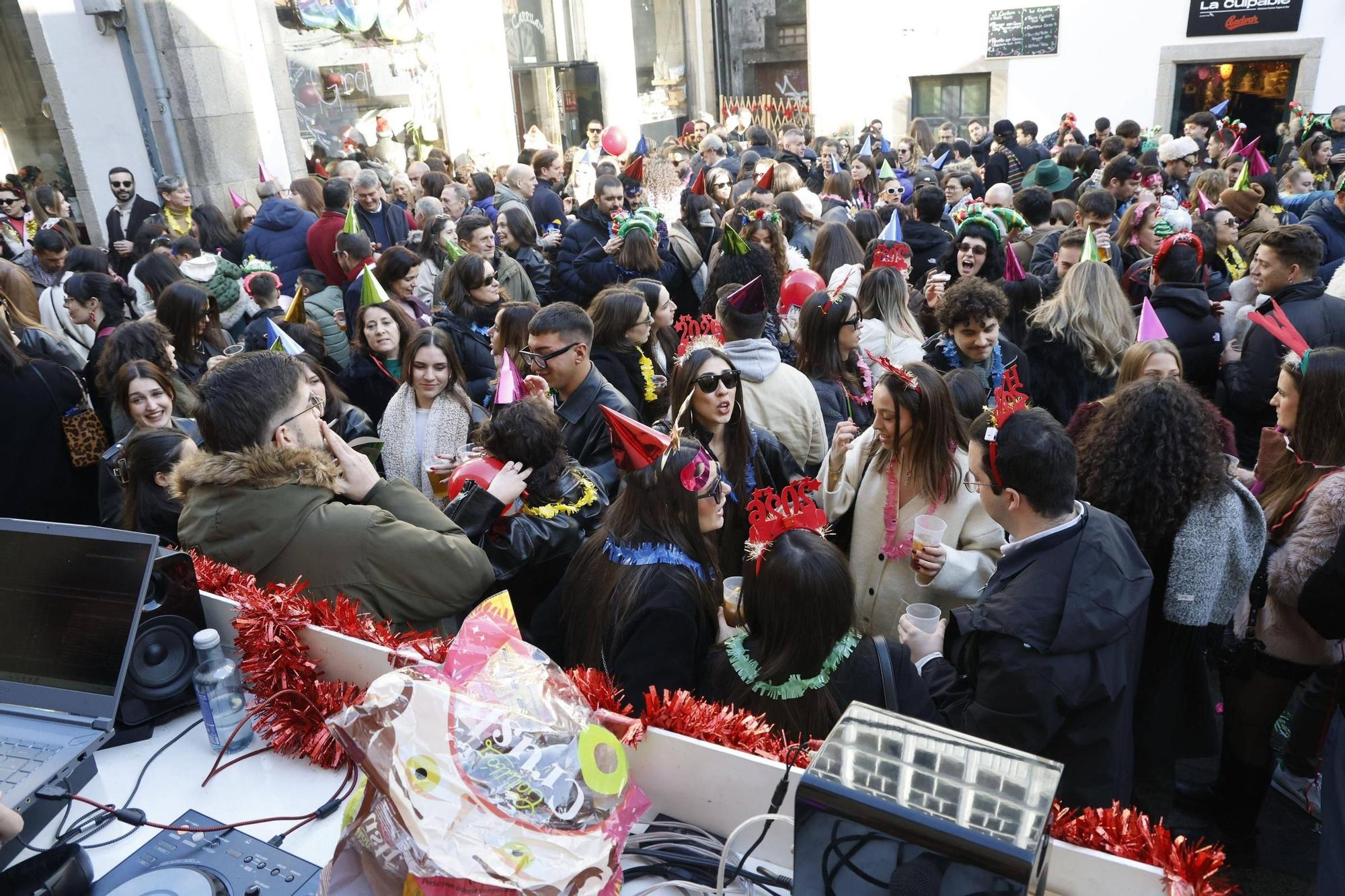 Lleno total para celebrar la 'Tardevieja' en la zona vieja