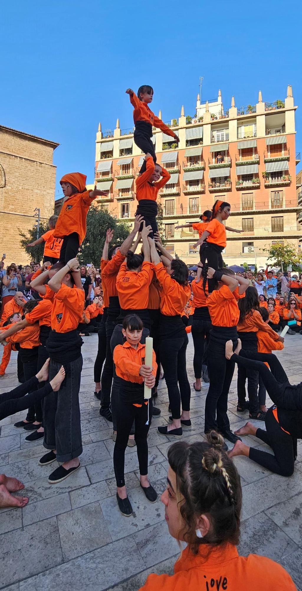 Espectacular exhibición de "Muixeranga" en las calles de València