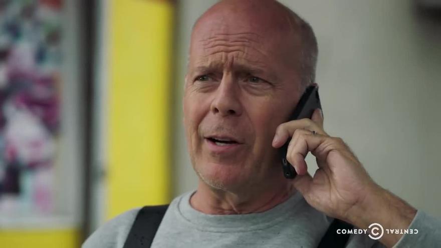 'Por un chelín en la calle'. Asado de Bruce Willis. Sin censura