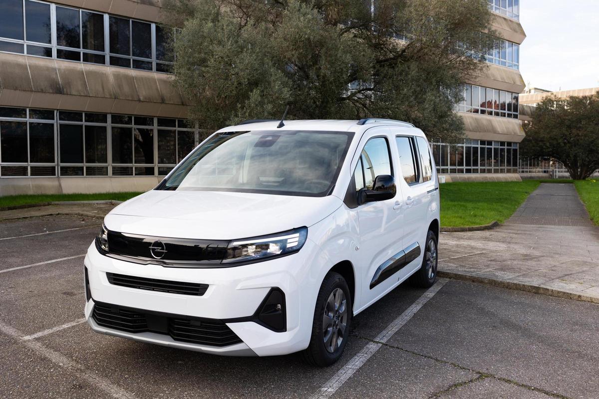 Las nuevas furgonetas K9, tras el restyling, alineadas en la factoría ...