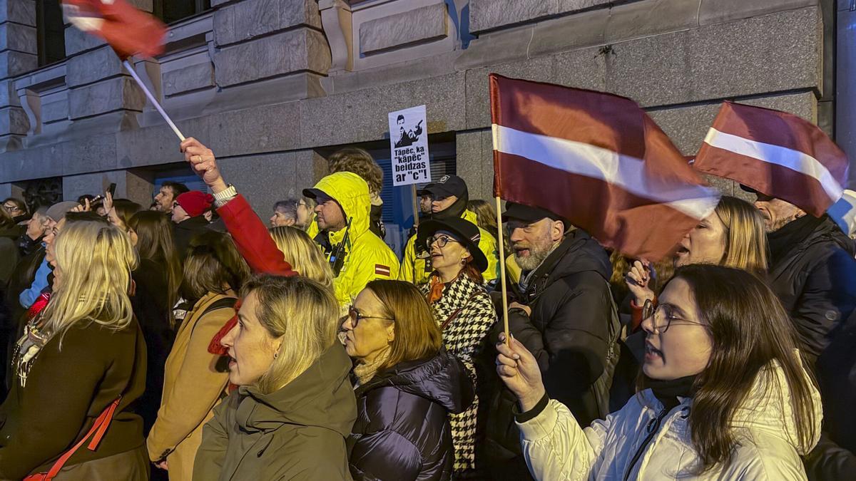 Más de 10.000 personas se manifiestan en Riga contra la salida del ...