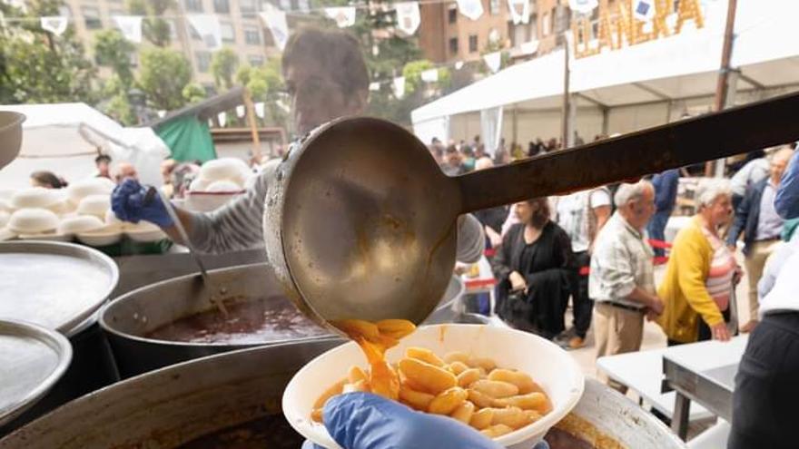 La gran fabada triunfa en Llanera: así fue la popular comida en la ...