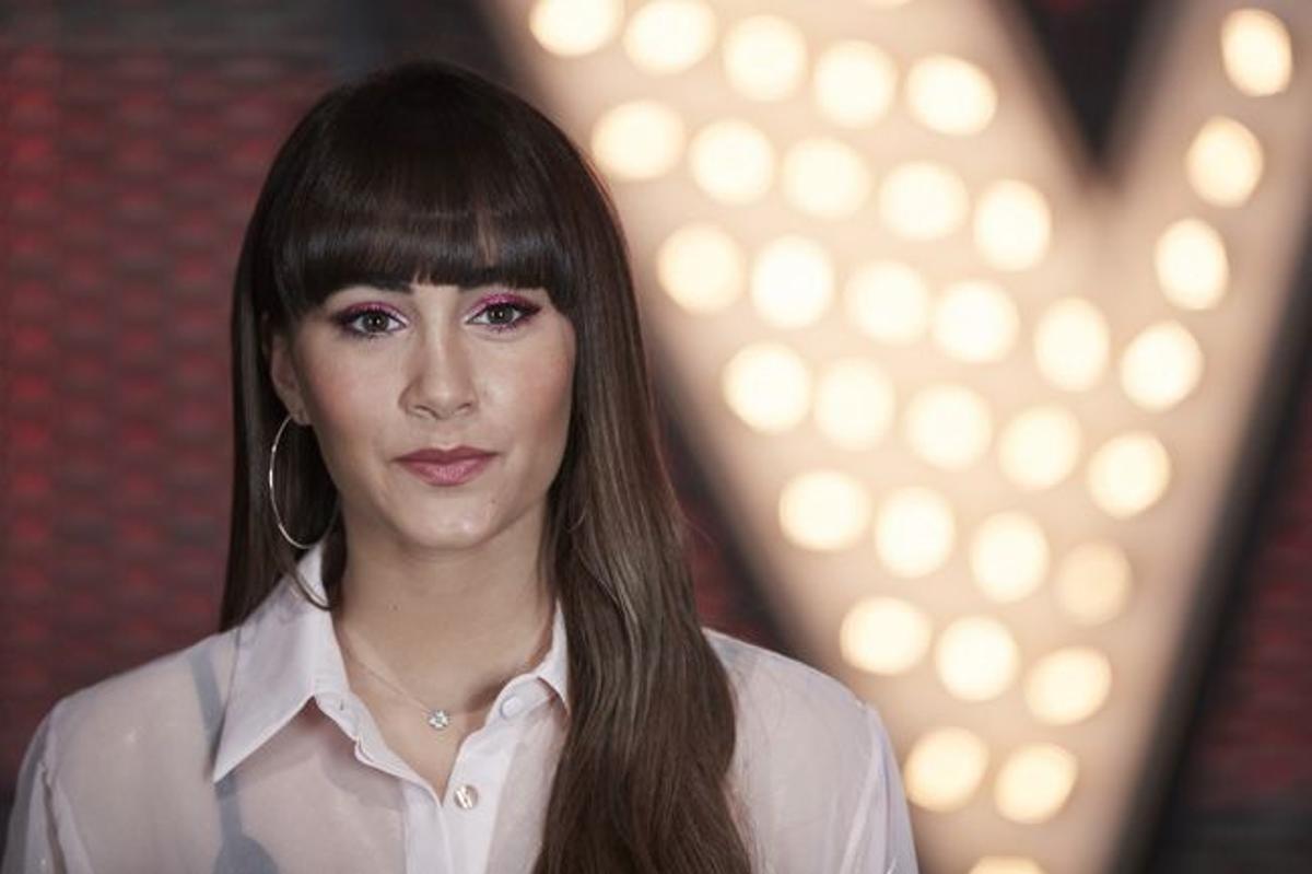 Aitana pasa del maquillaje con sombras rojas y se atreve con la ...