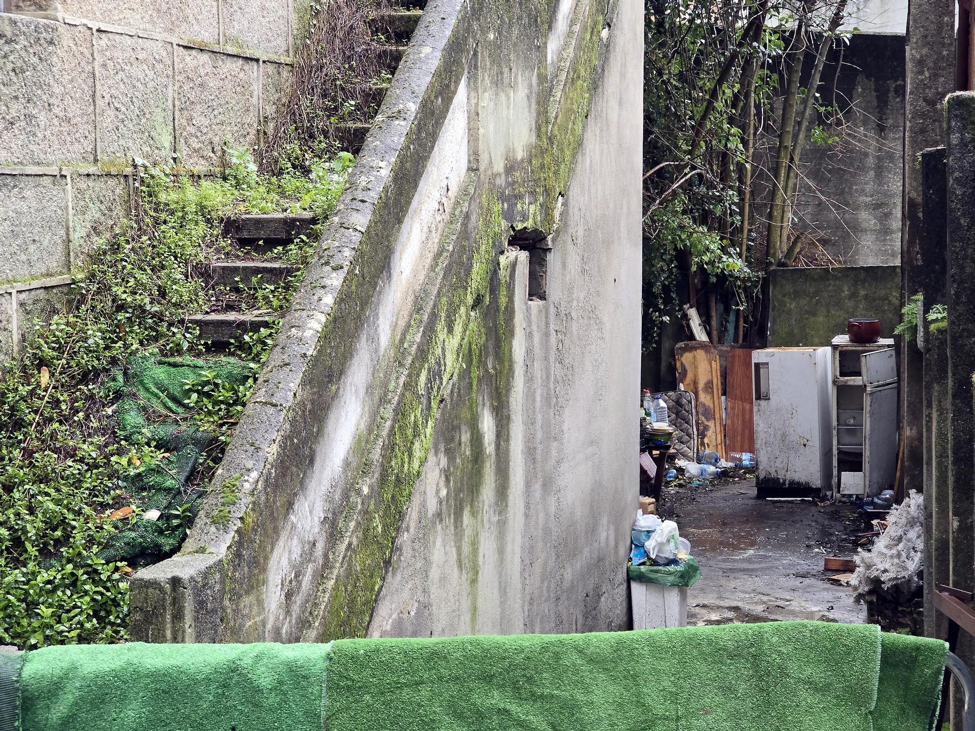 Un edificio abandonado junto a los viejos juzgados de la calle Lalín a subasta por 570.000 euros