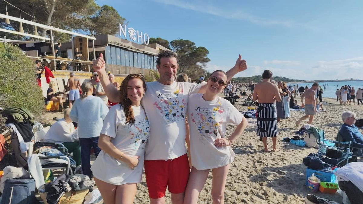 Ses Salines vuelve a llenarse para el primer baño del año en Ibiza