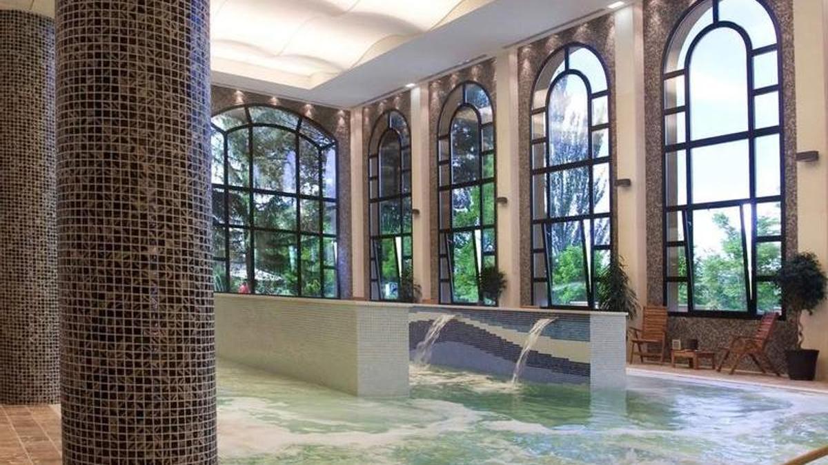 El balneario más deseado de Aragón en otoño tiene una cueva termal y ...