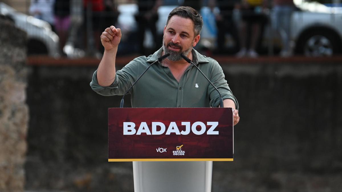 Abascal arropa en Badajoz al candidato regional de Vox