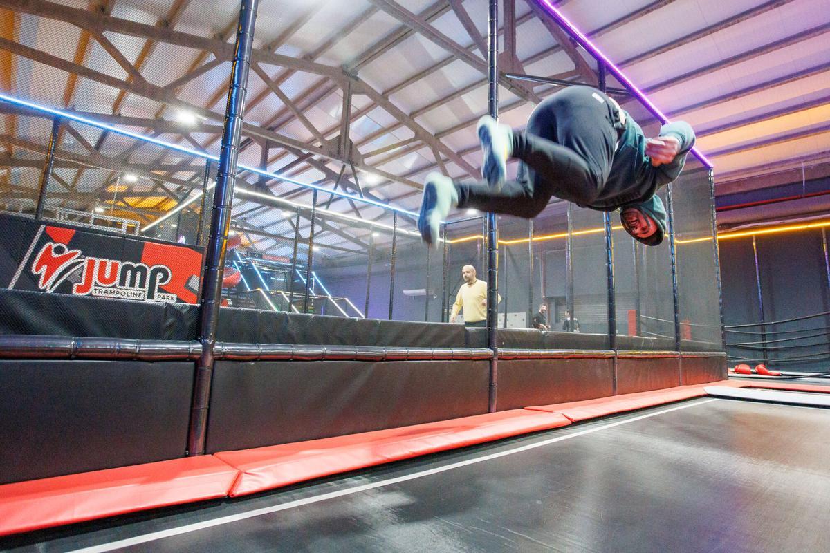 2.000 m² de trampolines, toboganes de 7 metros y el primer circuito de Super Mario de Europa ...