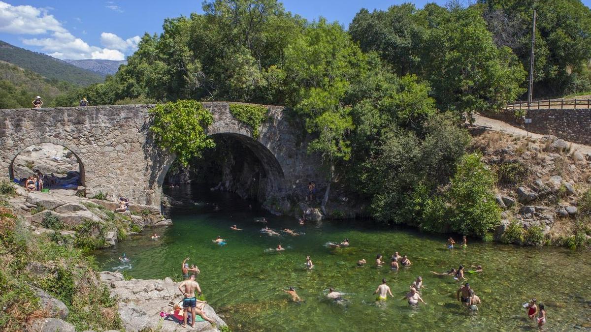 PUEBLO ESPAÑA VERANO | Un castillo y más de 40 piscinas naturales: el pueblo de España que ...