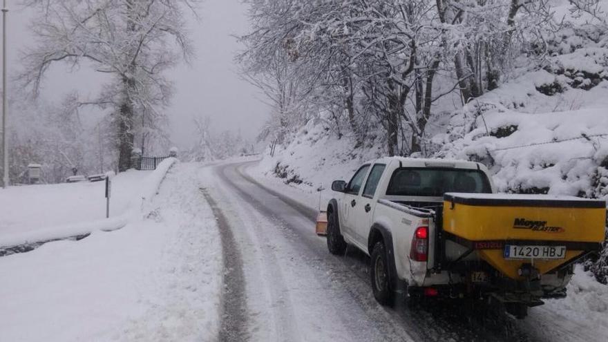 La nieve obliga a usar cadenas en ocho puertos y dos carreteras en Asturias - La Nueva España