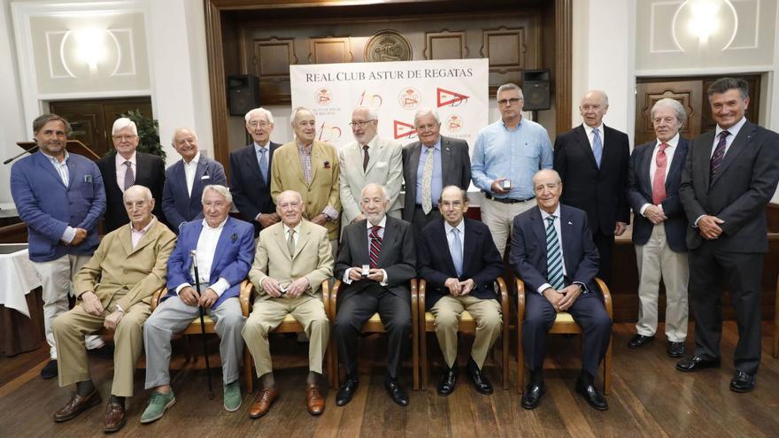 Socios "orgullosos" del Club de Regatas - La Nueva España