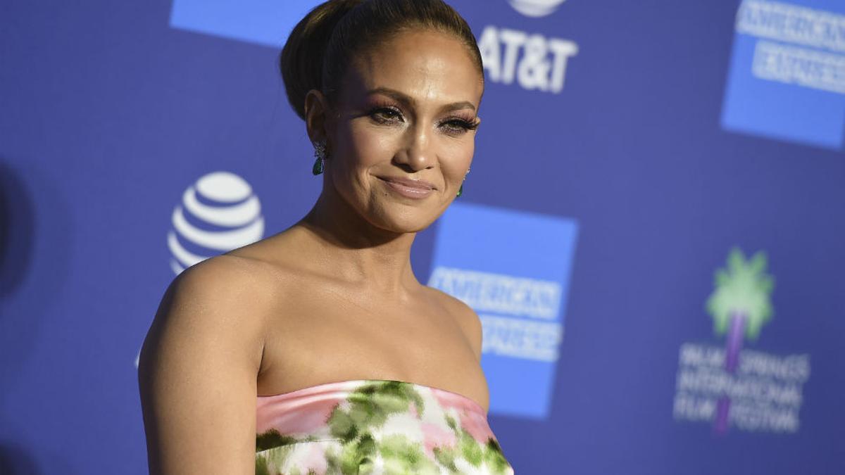 Jennifer Lopez ha lucido su look más elegante con un impresionante ...