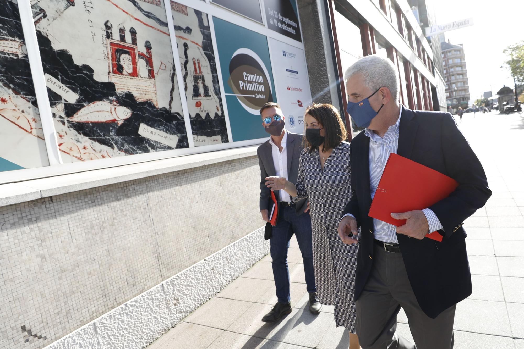 Visita de Conrad Tribble, encargado de negocios de la embajada de ...
