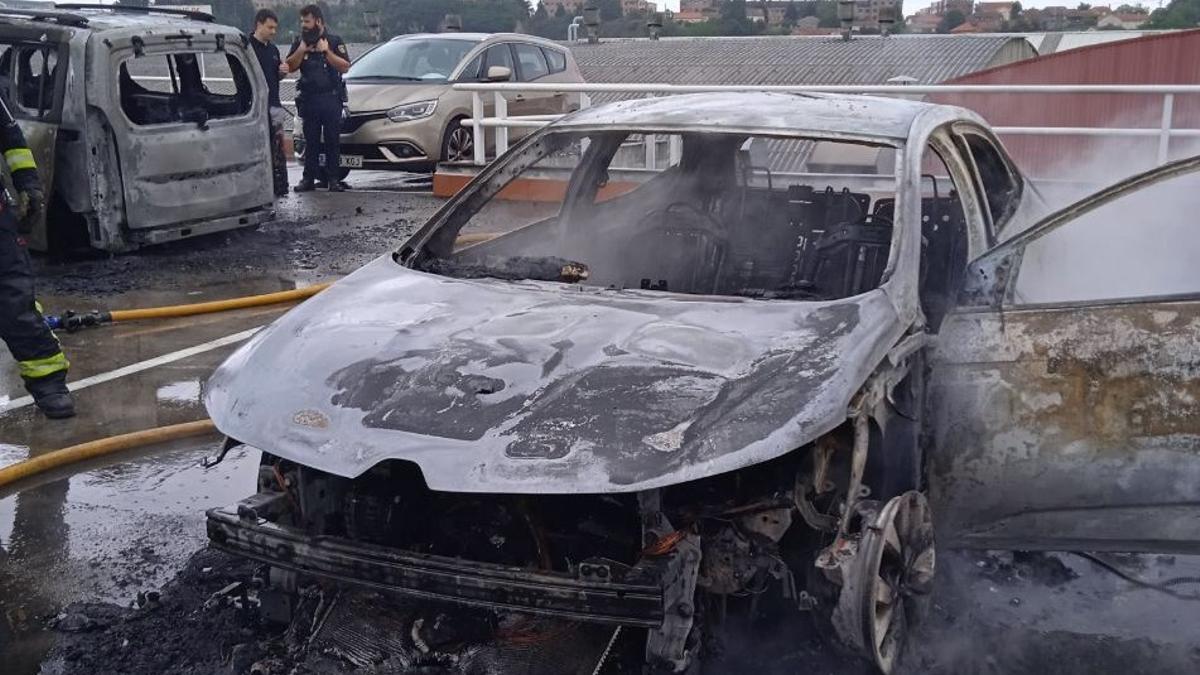 Dos coches calcinados en un incendio desatado en el polígono de Roces
