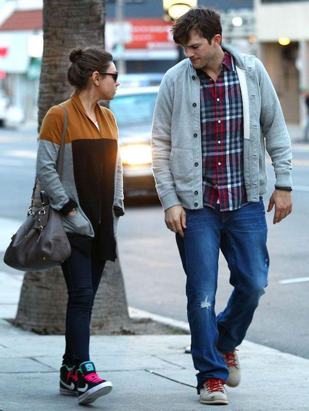 Mila Kunis y Ashton Kutcher, de paseo muy serios - Cuore