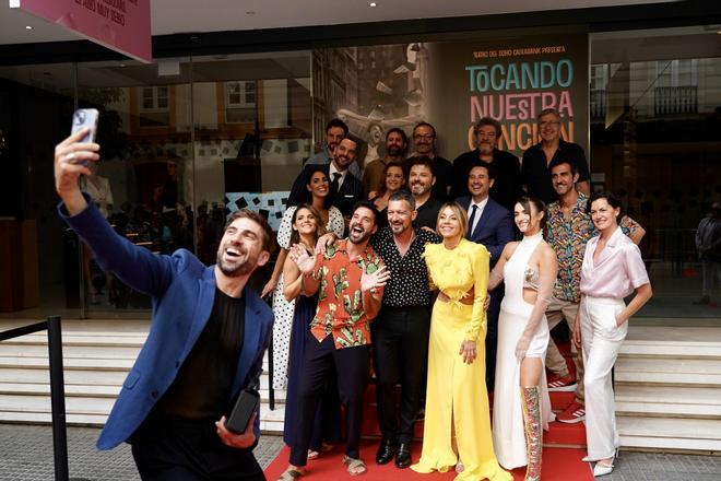 CRÓNICA MUSICAL TOCANDO NUESTRA CANCIÓN | Antonio Banderas estrena en ...