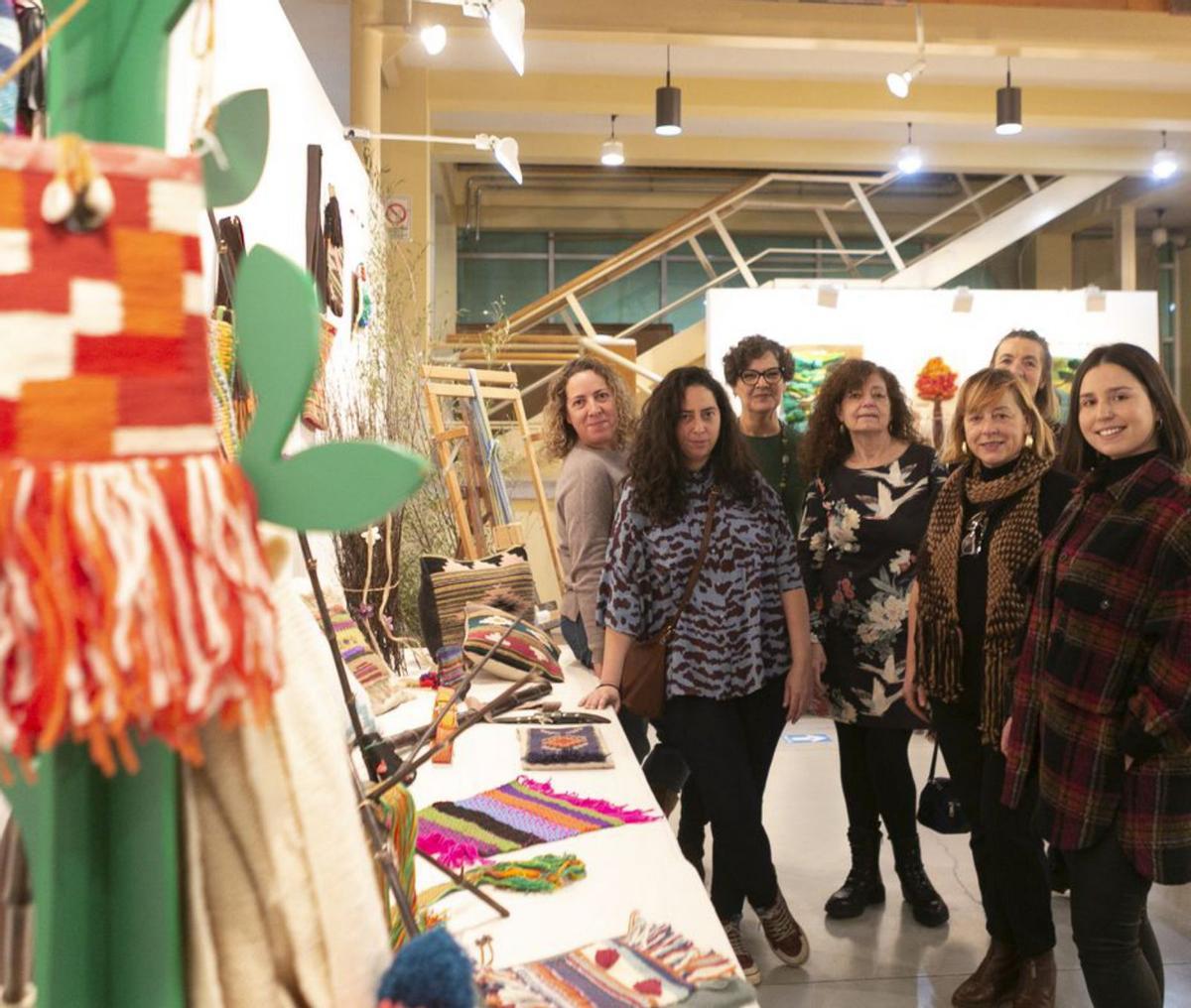 Las alumnas de Loli Manjón exponen sus trabajos de técnicas de telar
