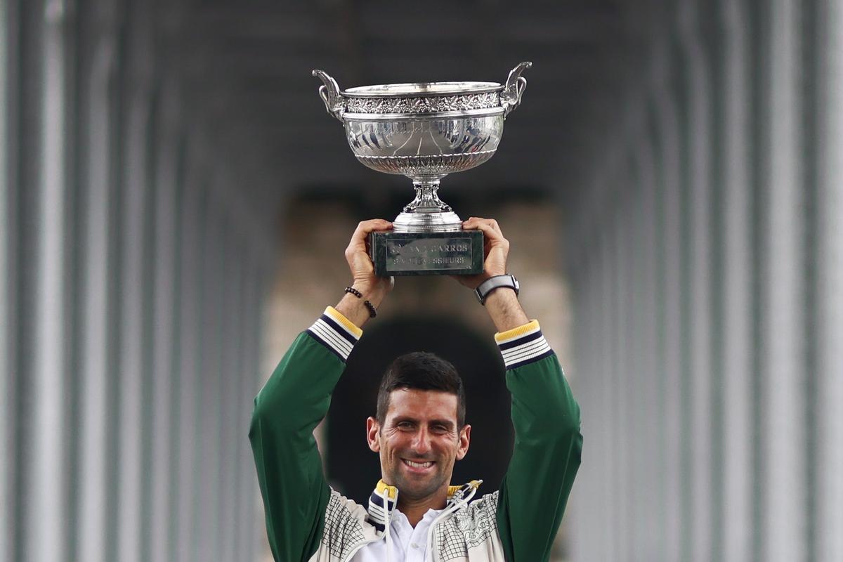Djokovic festeja su 'grande' número 23 ante la Torre Eiffel de París