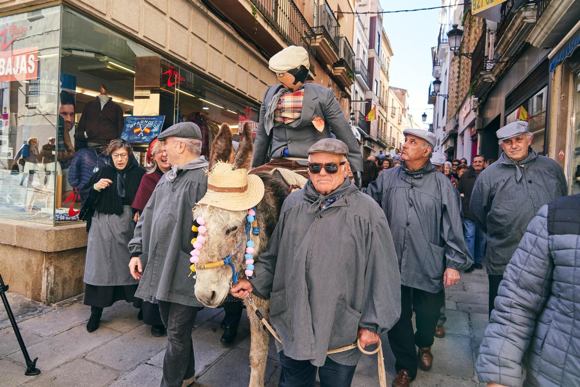 GALERÍA | Así ha sido la quema del tradicional pelele en Cáceres - El ...