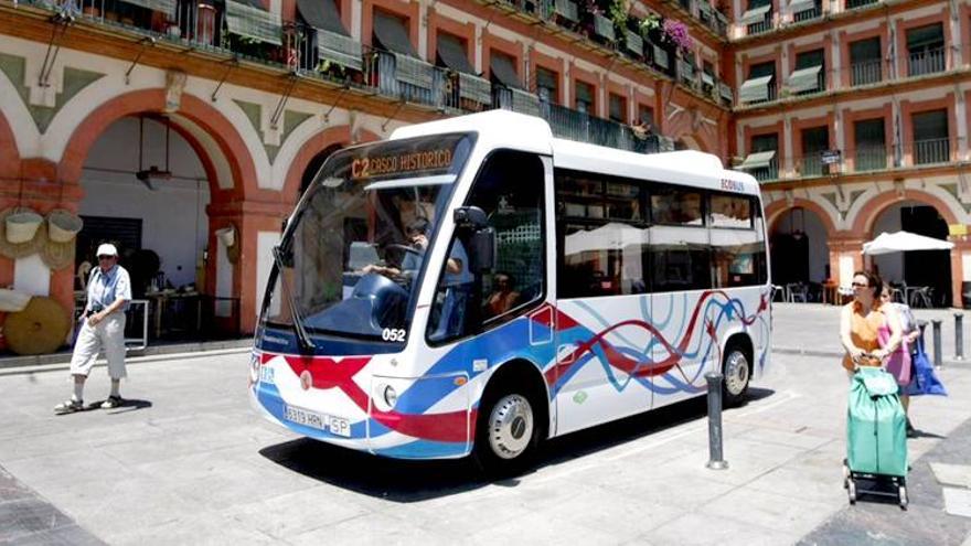 Los microbuses del Casco Histórico, en servicio tras una década de espera