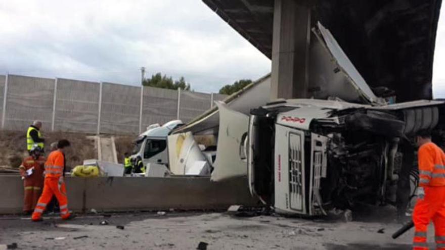 Valencia | Colapso en el 'bypass' por el vuelco de un camión
