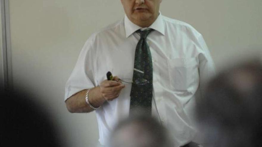 Fermín Navarrina, elegido candidato de Agora UDC al Rectorado coruñés