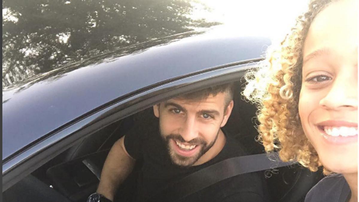 Xavi Simons se hace un selfie con Piqué